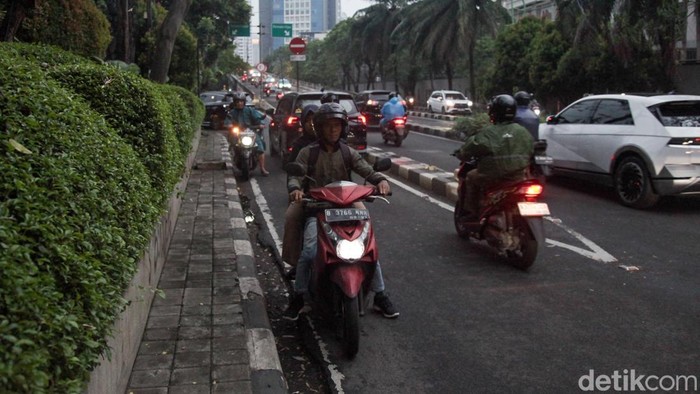 Aksi Pemotor Lawan Arah di Patal Senayan, Bikin Resah dan Bahaya