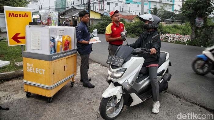 Potret Pegawai SPBU Shell Kini Jualan Oli hingga Kopi di Pinggir Jalan ...