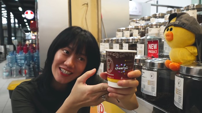 Seru! YouTuber Ria SW Kalap Kulineran di Pasar Bintaro