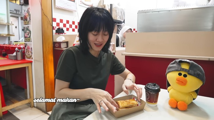 Seru! YouTuber Ria SW Kalap Kulineran di Pasar Bintaro