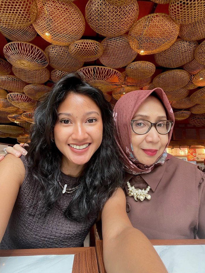 Claresta Taufan 'Rising Star' yang Hobi Hangout di Kafe Bali