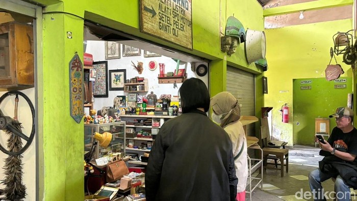 Melihat Koleksi Barang Antik di Pasar Nostalgia Surabaya