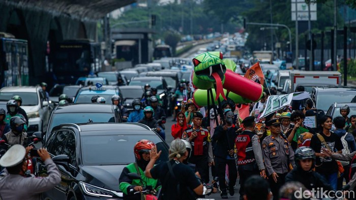 Ular Raksasa Warnai Aksi Tuntut Keadilan Iklim dan Energi Bersih di Jakarta