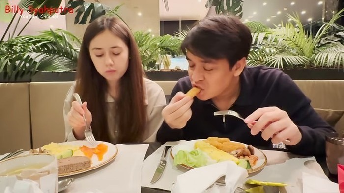 Vika Kolesnaya dan Billy Syahputra Kompak Makan di Warteg sampai Cicip Durian