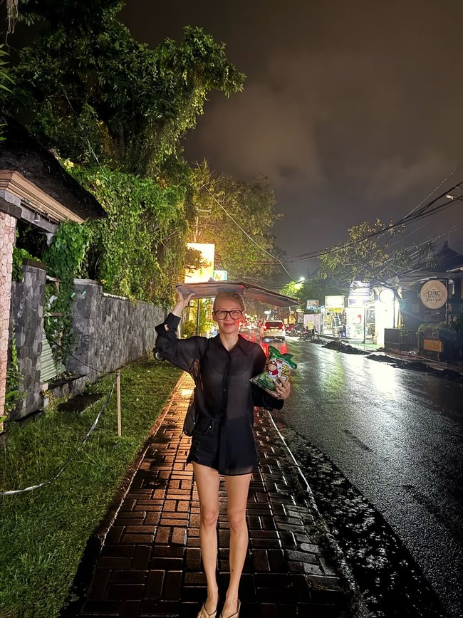 8 Foto Hyoyeon SNSD Rayakan Ultah di Bali, Kehujanan Pakai Kardus Bak Warlok