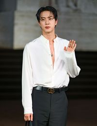 Gaya Jin BTS Jadi Pangeran Gucci, Pamer Dada di Milan Fashion Week 2025