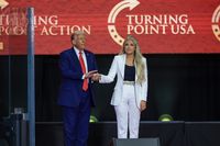 7 Momen Janda Charlie Kirk Berpelukan dengan Donald Trump, Jadi Sorotan