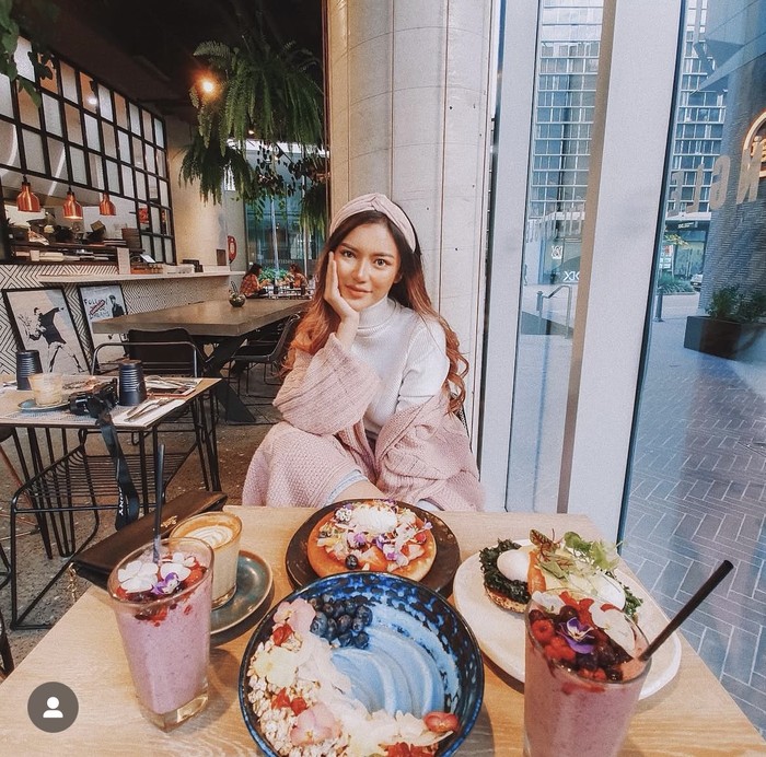 Potret Sanly Liu, 'Miss Universe Indonesia 2025' Saat Kulineran di Luar ...