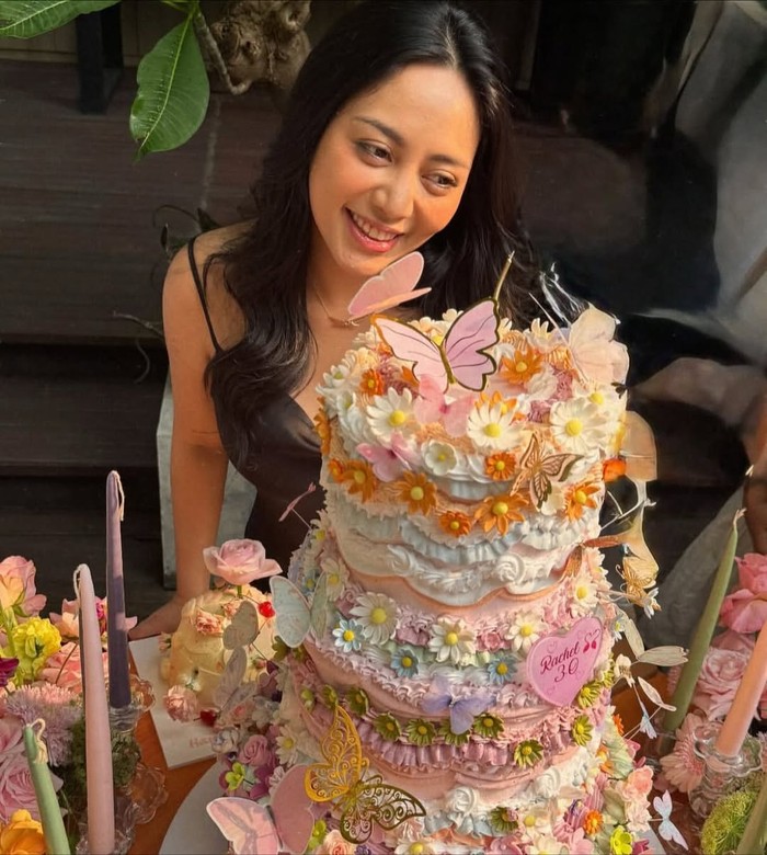 Rachel Vennya Rayakan Ulang Tahun ke-30, Penuh Bunga dan Kue Cantik!