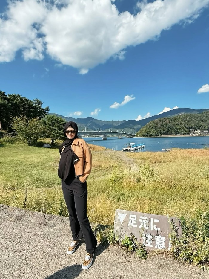 Foto Liburannya Inara Rusli di Jepang, Cantik Pakai Kimono