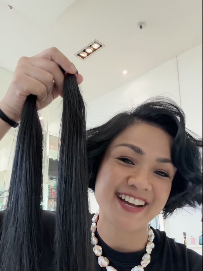 Nirina Zubir Potong Rambut Pendek Buat Didonasikan