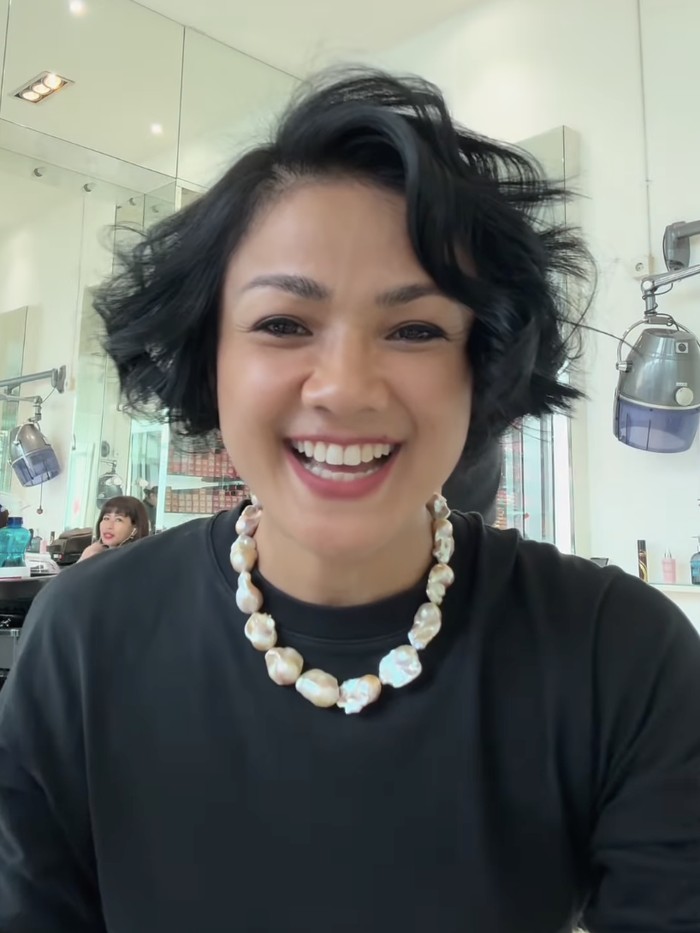 Nirina Zubir Potong Rambut Pendek Buat Didonasikan