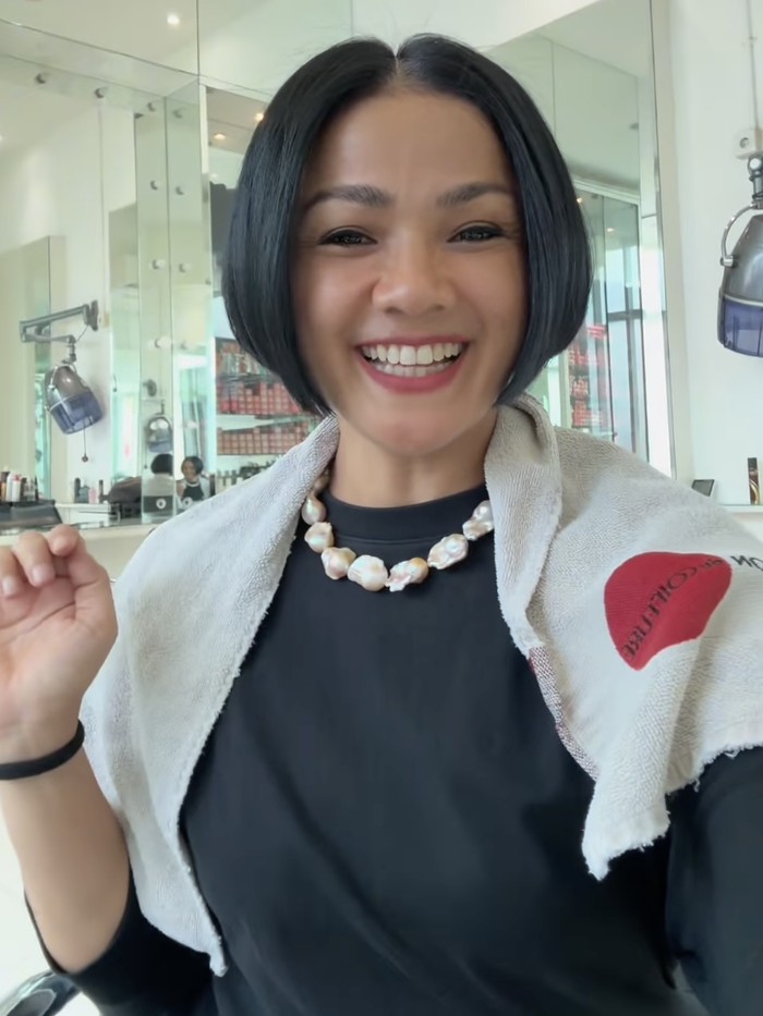 Nirina Zubir Potong Rambut Pendek Buat Didonasikan