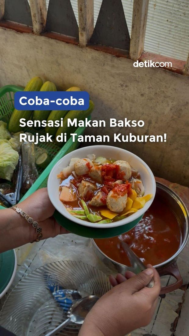 Video: Sensasi Makan Bakso Rujak di Taman Kuburan