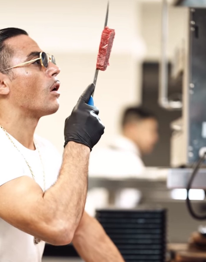 Salt Bae Buka Restoran Steak Baru di Italia, Begini Persiapannya!