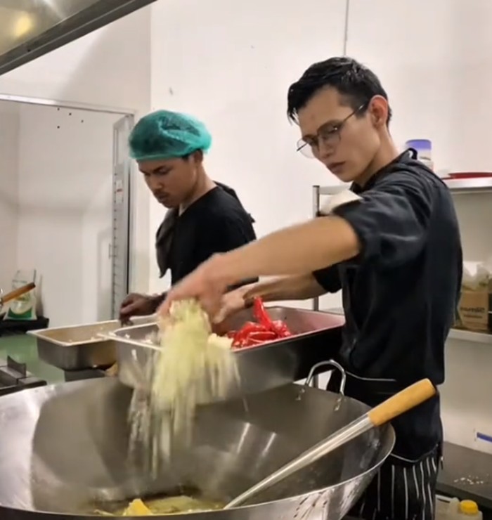 Mengintip Kegiatan Chef Dapur MBG Masak Ribuan Makanan dalam Sehari