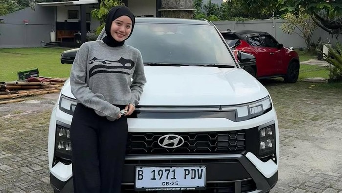 Pesona Zia 'Aku Dah Lupa' Bangga Punya Mobil Sendiri di Usia 19 Tahun