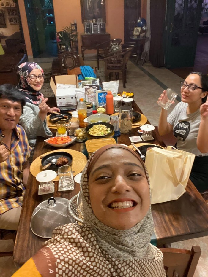 Setahun Ditinggal, Chiki Fawzi Rindu Dipeluk Marissa Haque
