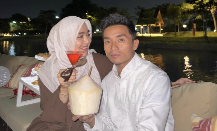 So Sweet! Momen Taqy Malik Makan Malam Romantis Bersama Istri
