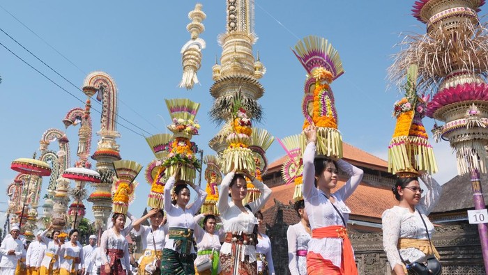 Tradisi Aci Tabuh Rah Pengangon, Warga Bali Rayakan Perang Ketupat di ...