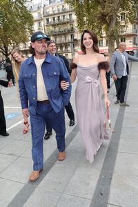 Momen Langka Lana Del Rey Ajak Suami yang Pawang Buaya ke Paris Fashion ...