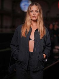 Margot Robbie dan Emma Mackey Mirip Banget Sama-sama Barbie