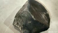 Penampakan Batu Hitam Diduga Meteor Jatuh di Pekarangan Warga Tegal