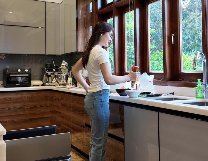 Potret Cantik Selebgram Inka Andestha, Foodies yang Jago Masak!
