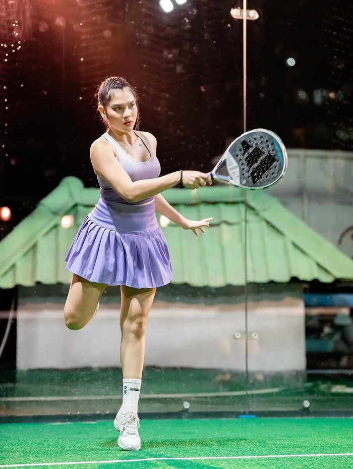 Potret Body Goals Davina Karamoy yang Lagi Terpadel-padel