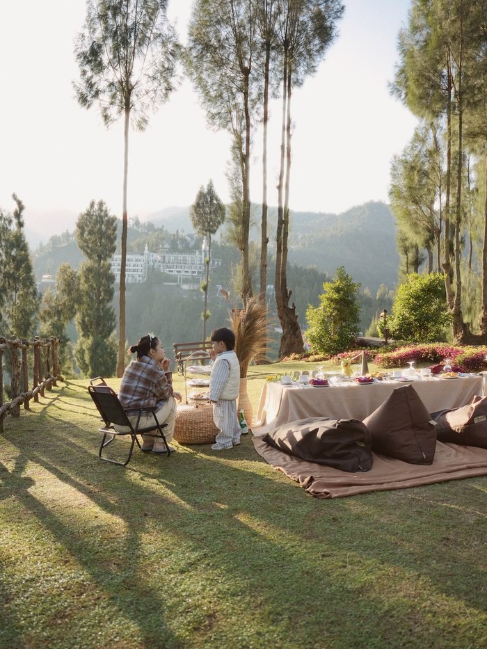 Potret Nikita Willy Piknik sambil Makan di Bromo Bareng Suami dan Anak