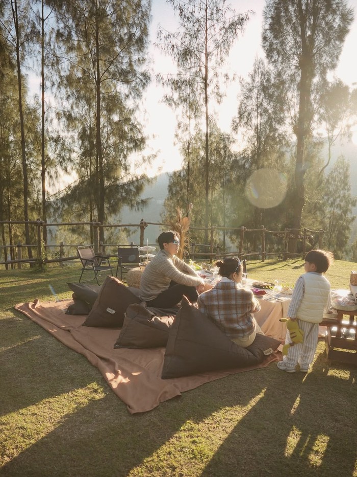 Potret Nikita Willy Piknik sambil Makan di Bromo Bareng Suami dan Anak