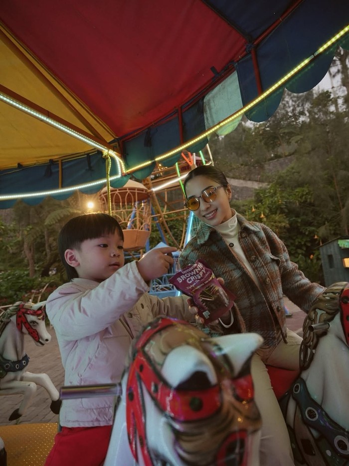 Potret Nikita Willy Piknik sambil Makan di Bromo Bareng Suami dan Anak