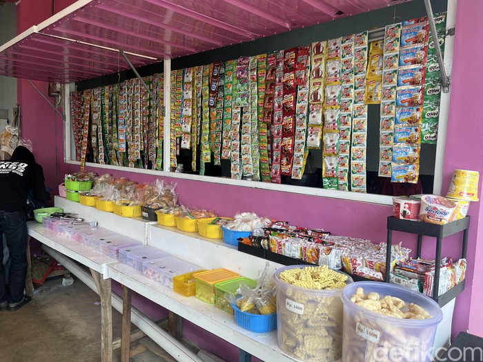 Seblak Mama Nugi Viral di Pamulang, Toppingnya Mulai dari Seribuan!