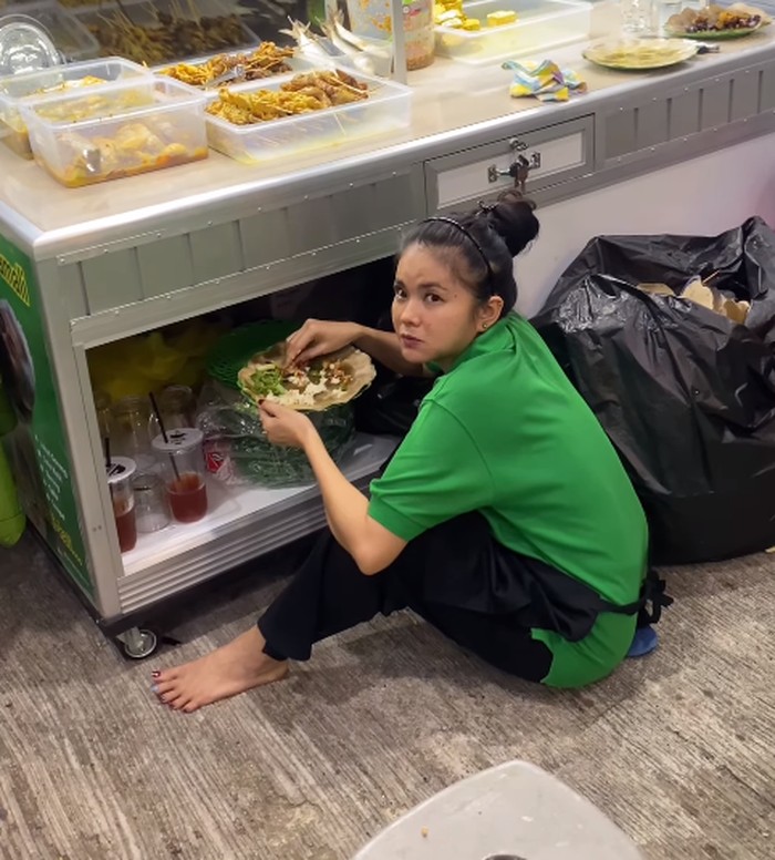 Epy Kusnandar dan Istri Kompak Jualan Jukut Goreng, Begini Potretnya!