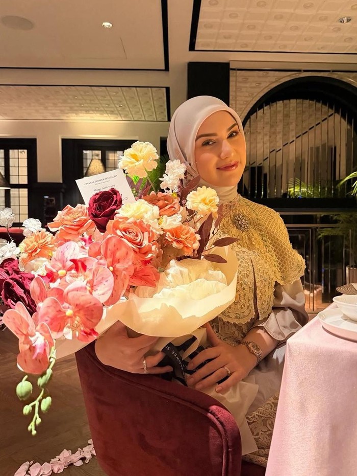 Irish Bella Full Senyum Rayakan Setahun Pernikahan dengan Haldy Sabri