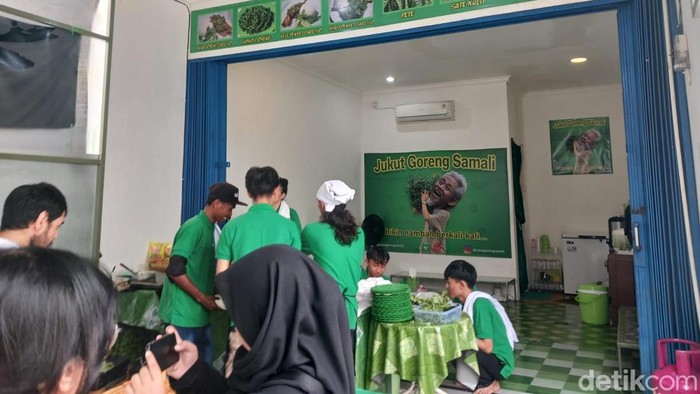 Karina Ranau Sibuk Layani Pembeli, Begini Suasana Warung Makan Epy ...