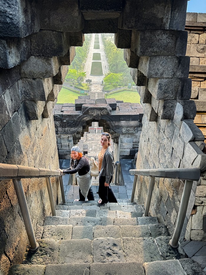 Foto Serasi Luna Maya dan Maxime Liburan ke Candi Borobudur