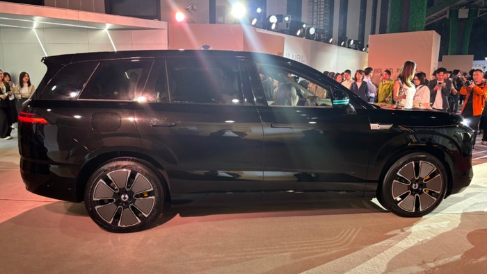 SUV Mewah Buat Orang Kaya Denza N8L yang Dijual Rp 700 Jutaan