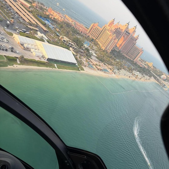Potret Zee JKT48 Naik Helikopter Menikmati Dubai dari Ketinggian
