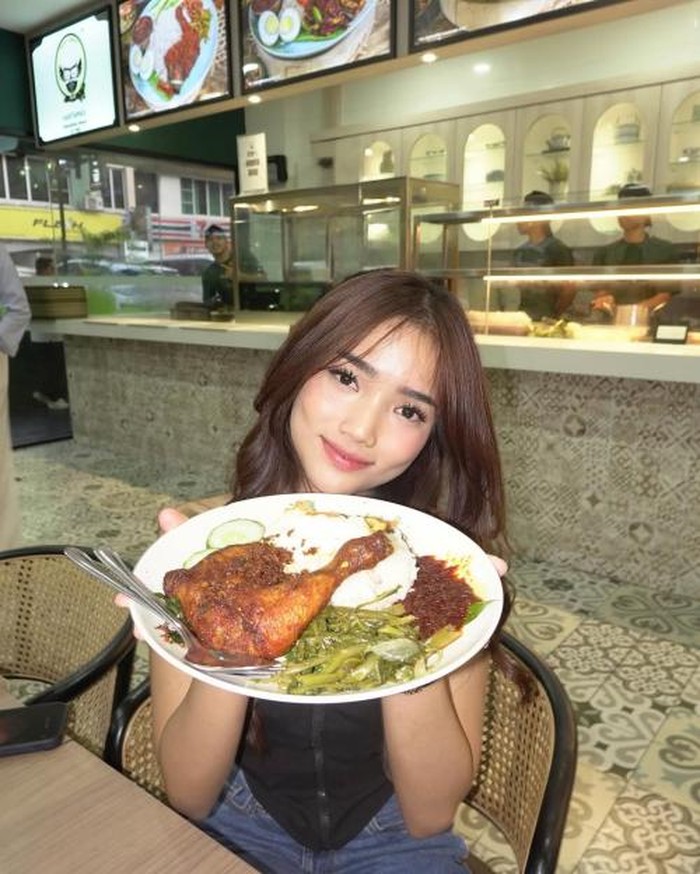 Hobi Makan, Begini Asyiknya Fuji Mukbang Nasi Padang hingga Mie Goreng