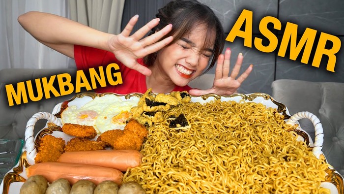 Hobi Makan, Begini Asyiknya Fuji Mukbang Nasi Padang hingga Mie Goreng