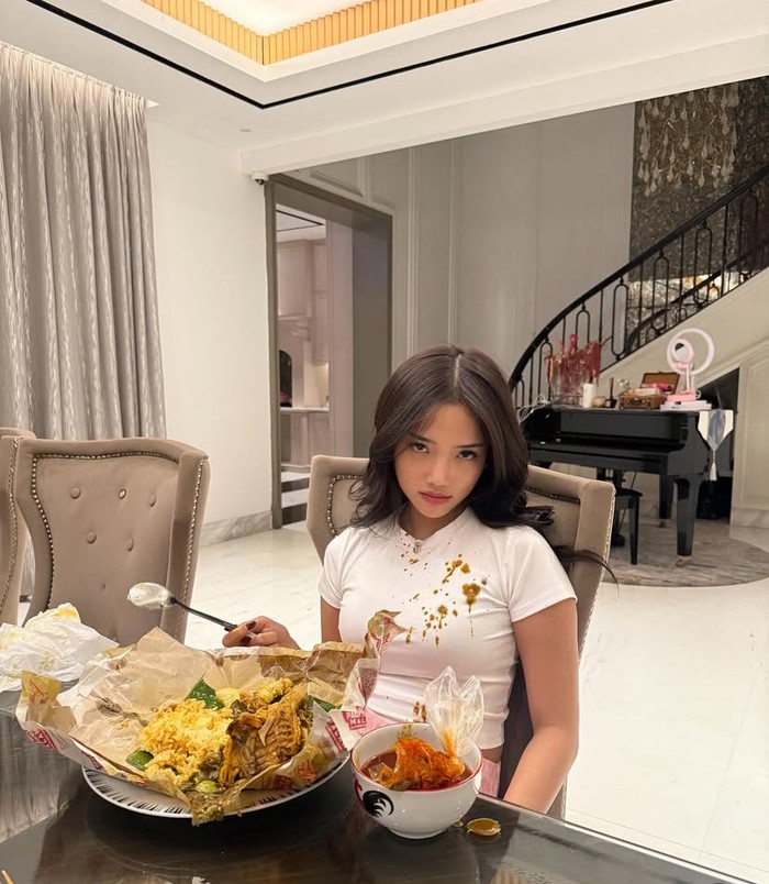 Hobi Makan, Begini Asyiknya Fuji Mukbang Nasi Padang hingga Mie Goreng