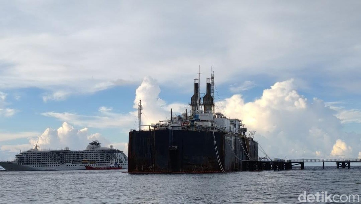 Kapal Tanker di Celukan Bawang Miring, Evakuasi Limbah Minyak Disetop ...