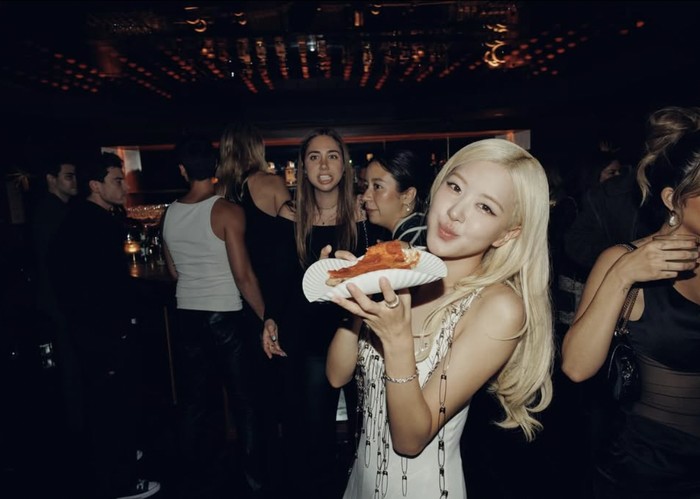 Rose BLACKPINK Makan Nasi Goreng di Jakarta hingga Pizza di New York