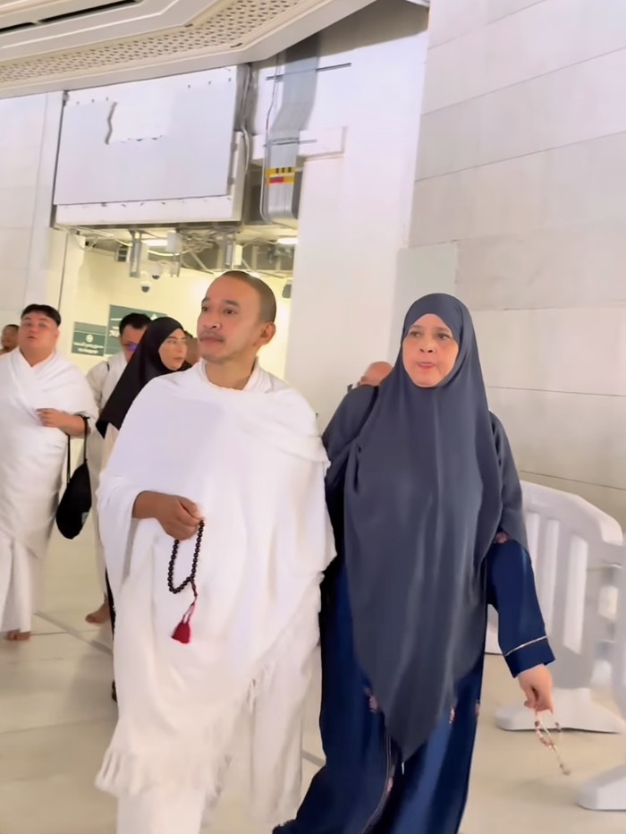Keinginan Ruben Onsu Gandeng dan Bawa Ma Ifah Cium Hajar Aswad Terwujud