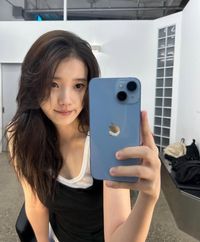 IU Pajang Foto Bare Face, Fans: Cantik Mah Bebas!