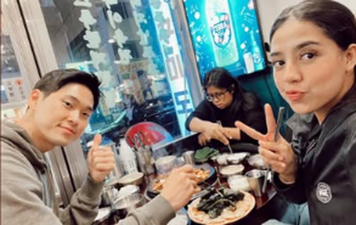 Gaya YouTuber Nessie Judge Saat Ngopi dan Kulineran di Luar Negeri