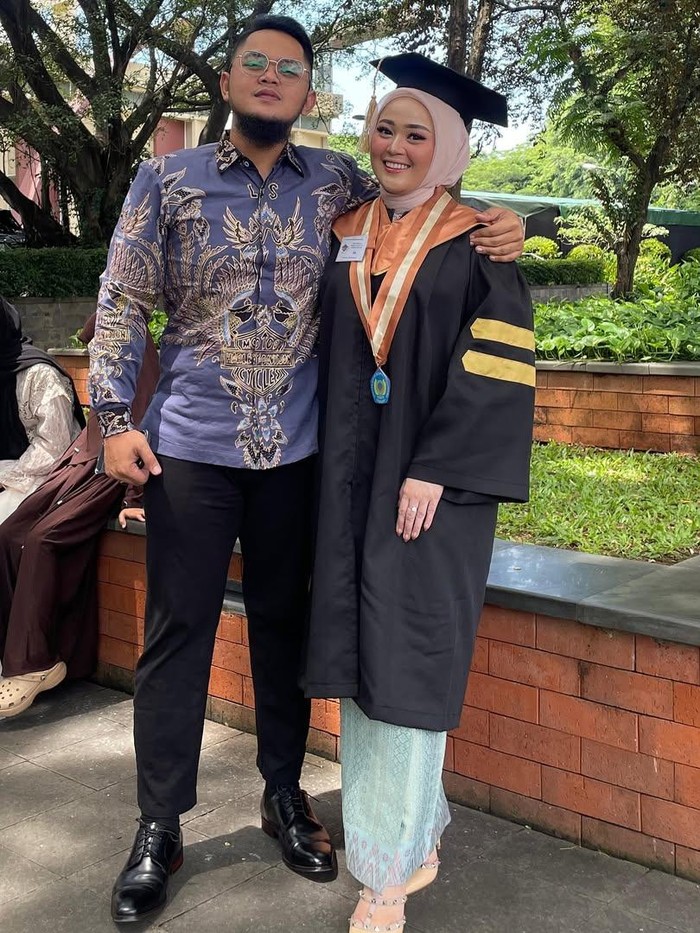 Kece! Anak Limbad Lulus S2 dengan Predikat Cumlaude