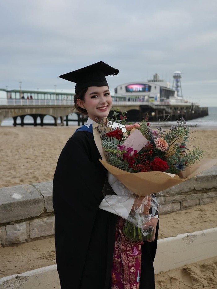 Momen Sarah Menzel, Tunangan Azriel Hermansyah Wisuda di Inggris