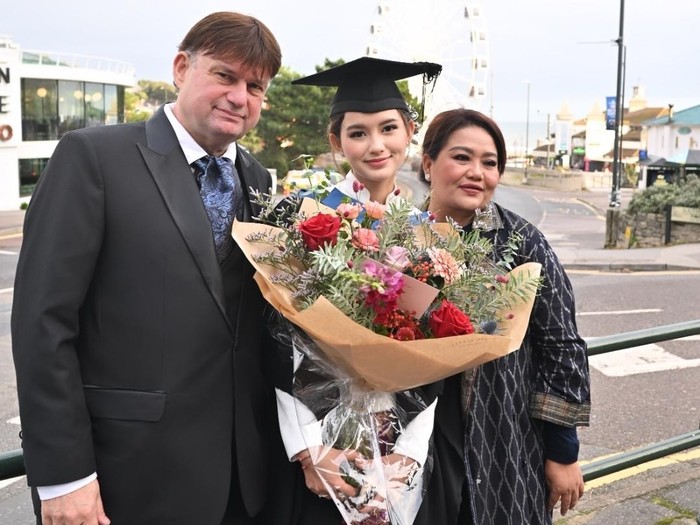 Momen Sarah Menzel, Tunangan Azriel Hermansyah Wisuda di Inggris